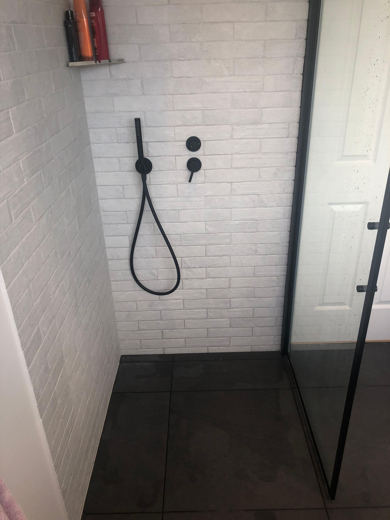 Hvide fliser i bruseniche - Murermester Mads Tolderlund